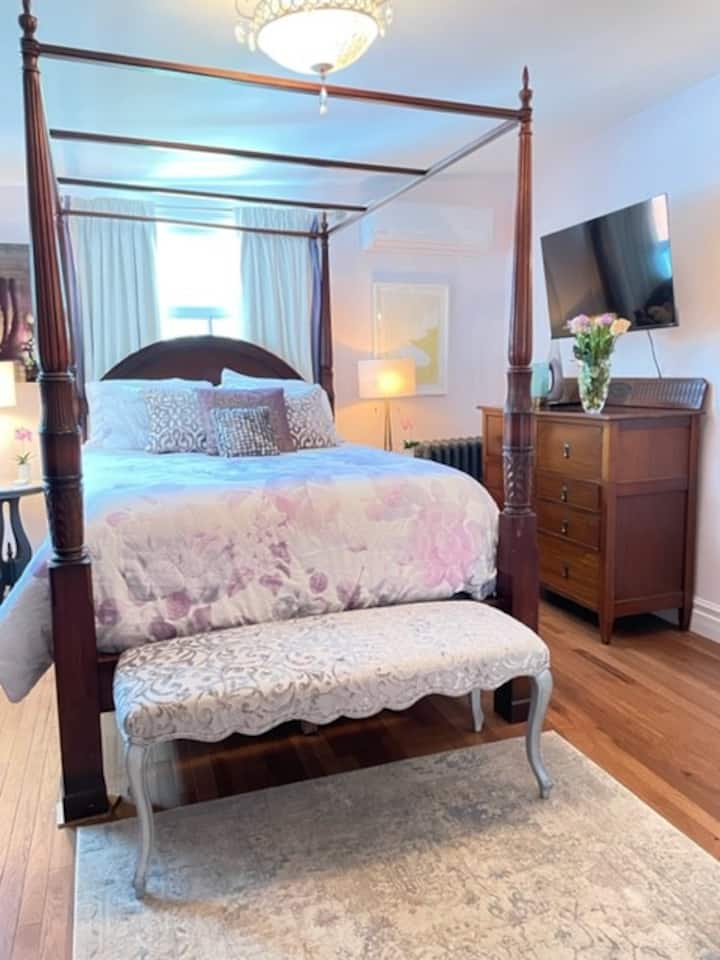 *Stunning Private Suite In East Hill Historic Gem! - Belleville, Canada