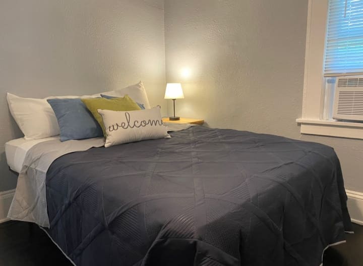 House W/ 11 Beds, Sleeps 14 W/ Off Street Parking - Akron, OH