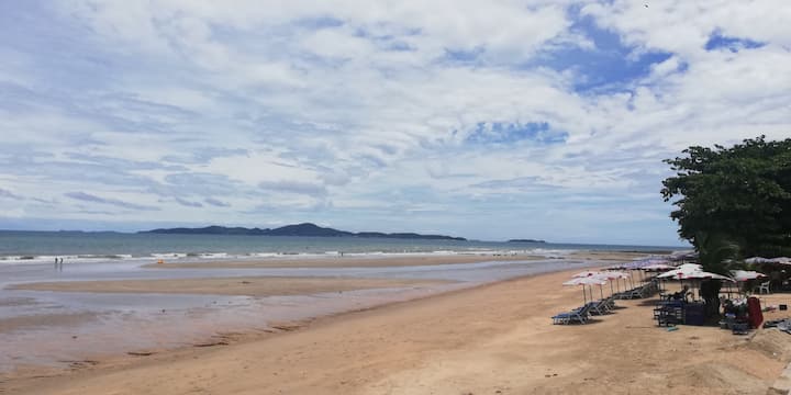 Pattaya Beachfront Condo With Superb Sea Views - Pattaya