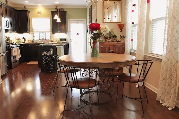 Beautiful Garden End Townhouse - A Chef's Dream - Chapel Hill, NC