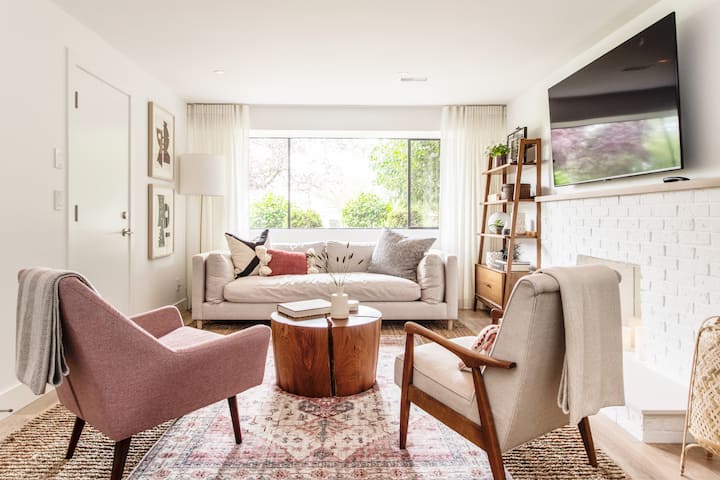 Licensed 2025 Professionally Designed, A/c! - Vancouver