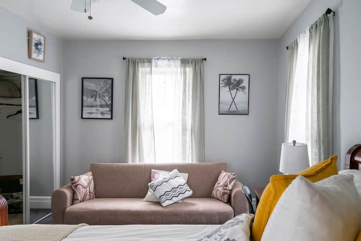 Vibrant Spacious Relaxing Room Hosted By Desiree. -