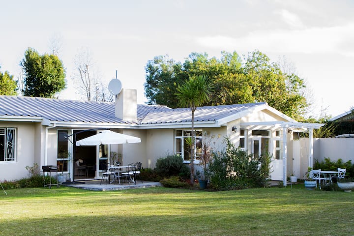 3 Bedroom House At Cherry Berry Lodge In George. - George