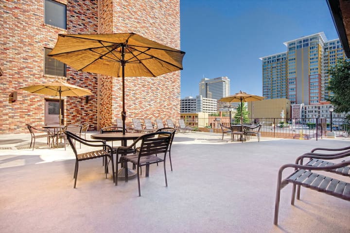 2 Bedroom Condo Downtown Reno Walkable Sleeps 6 - Reno, NV