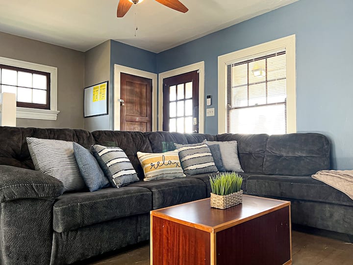 Sleeps 20+ In Dayton, 6 Bedrooms + 2 Full Kitchens - Dayton, OH