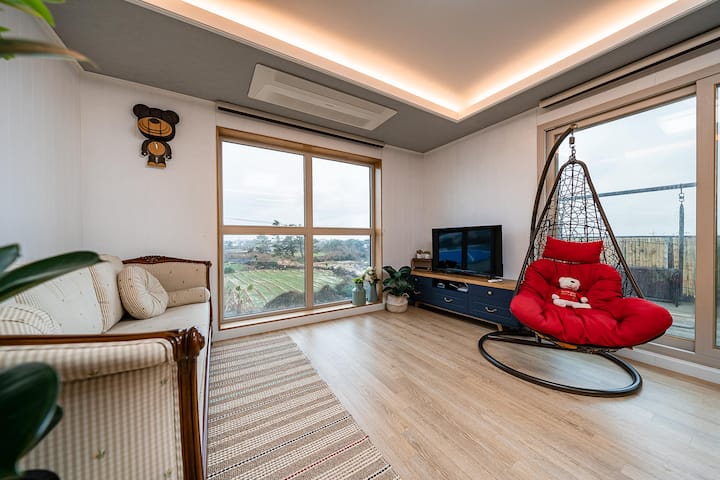 Jeju-i - 신창풍차와 먼바다 노을이 보기 좋은 <Family , Room> - South Korea