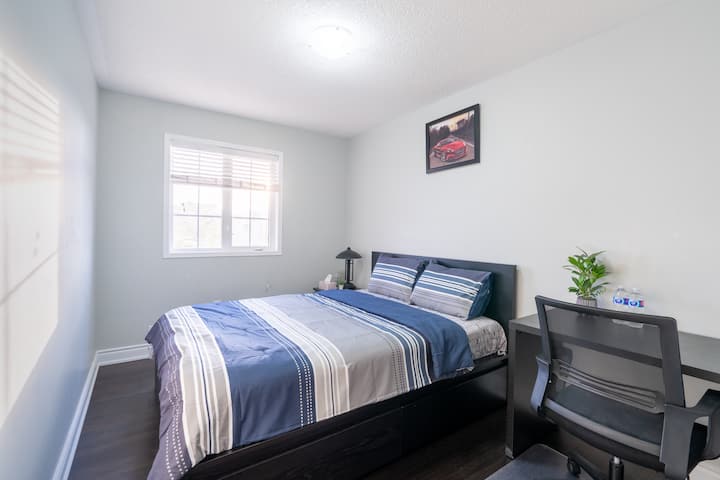 Comfy & Spacious Private Room In A Beautiful House - Brampton