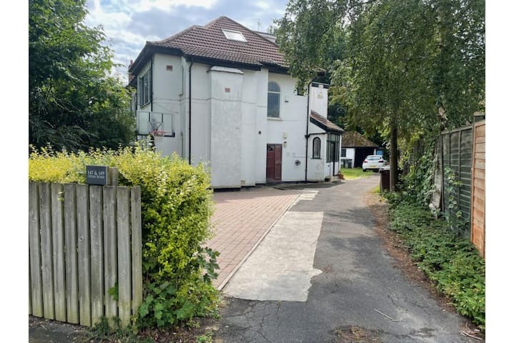 Spacious 4 Bedroom Apartment With Parking - Leeds