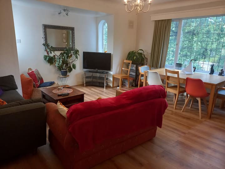 Spacious 4 Bedroom Apartment With Parking - Leeds Bradford Airport (LBA)