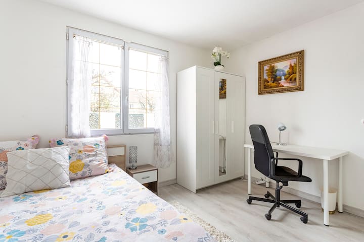 V1. Chambre Proche Aéroport Orly Et Renault F1 - Grigny