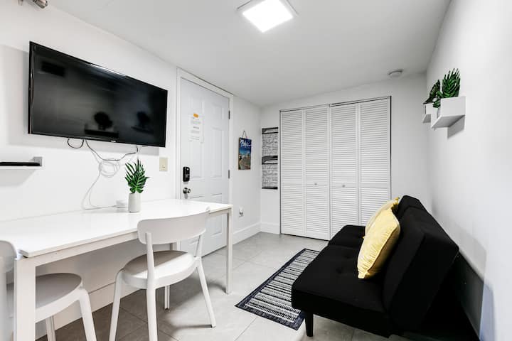 Swinging London Studio.  3 People - Miami