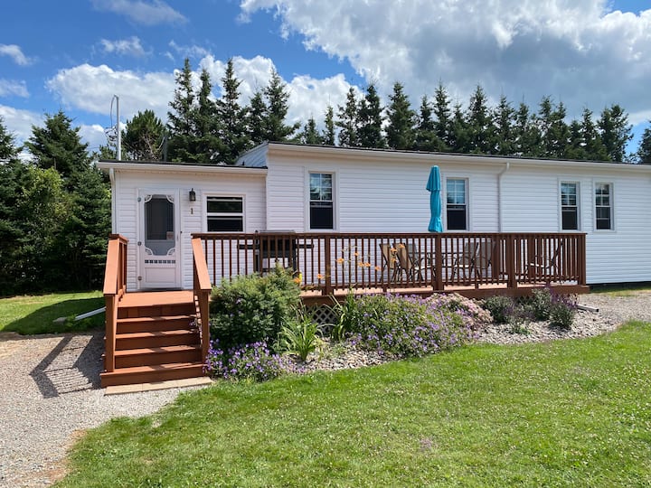 Deluxe 3br Cottage With King Bed & Screened Room - Prince Edward Island