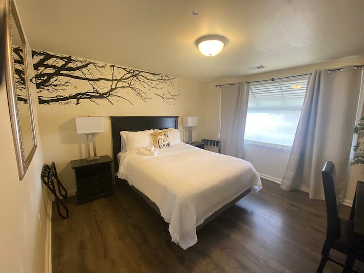 The Bees Nest - Cozy Downtown Home Away From Home - Indianapolis, IN