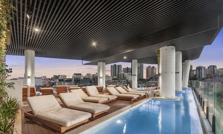 Million Dollar Views W/ King Bed, Pool, Gym, Park - Balmoral