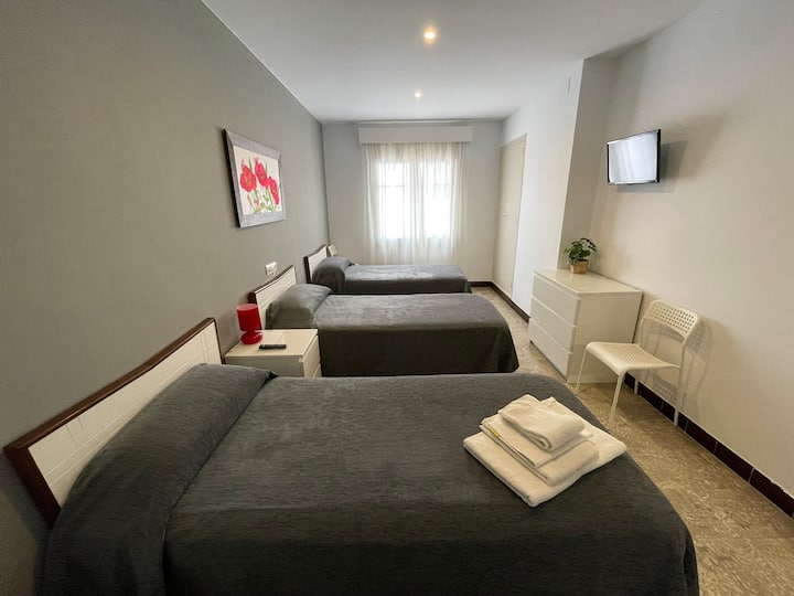 Hostal Mediterráneo - Habitación Triple - Lloret de Mar