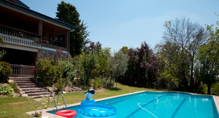 Chalet Con Piscina En Parcela Compartida - Algete