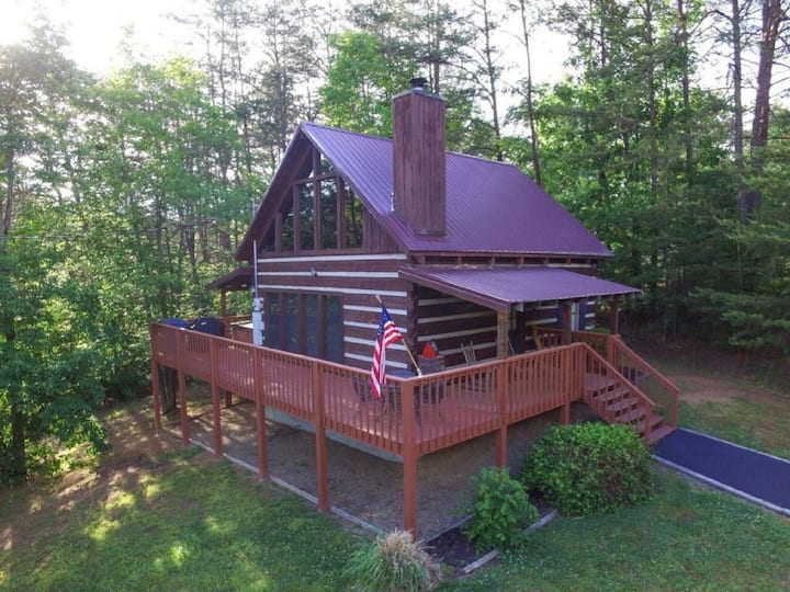 Private Log Cabin /W Hot Tub In Pigeon Forge! - Pigeon Forge, TN