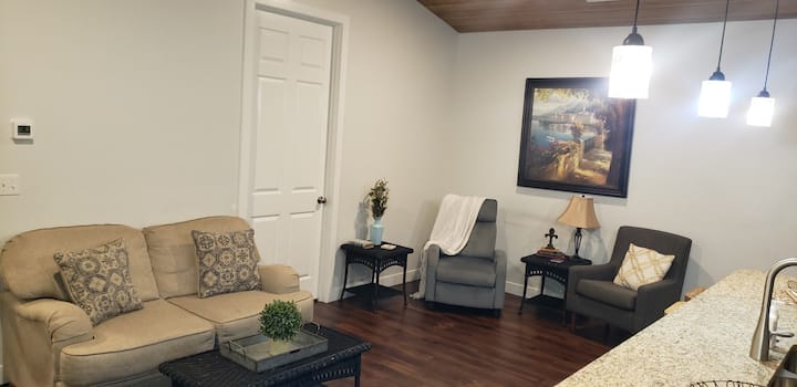 Beautiful Main Floor Downtown 2 Bdrm Apt - Grand Island, NE