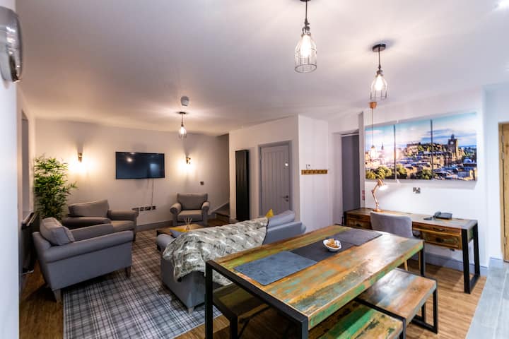 4 Bedroom Edinburgh City Apartment - Sleeps 12 - Edinburgh
