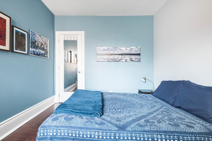The Blue Room In The Trendy Ossington-bloor Area - Toronto