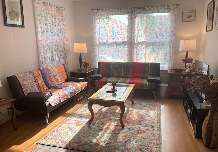 Bright And Clean Skokie Apt With Free Parking - Skokie, IL