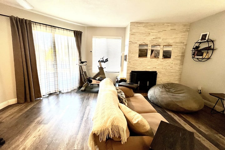 Sunny Retro Row Condo- Walk To Beach! - Long Beach, CA