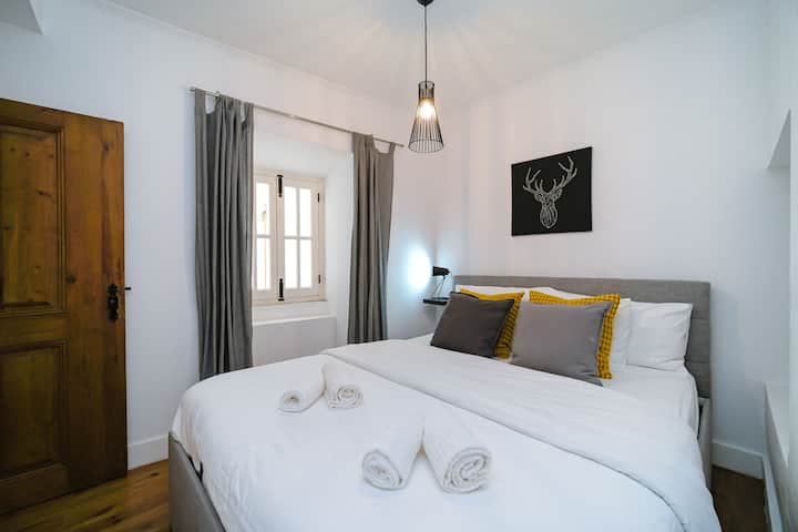 Historic Alfama: Stylish Suite Apartment - Alfama