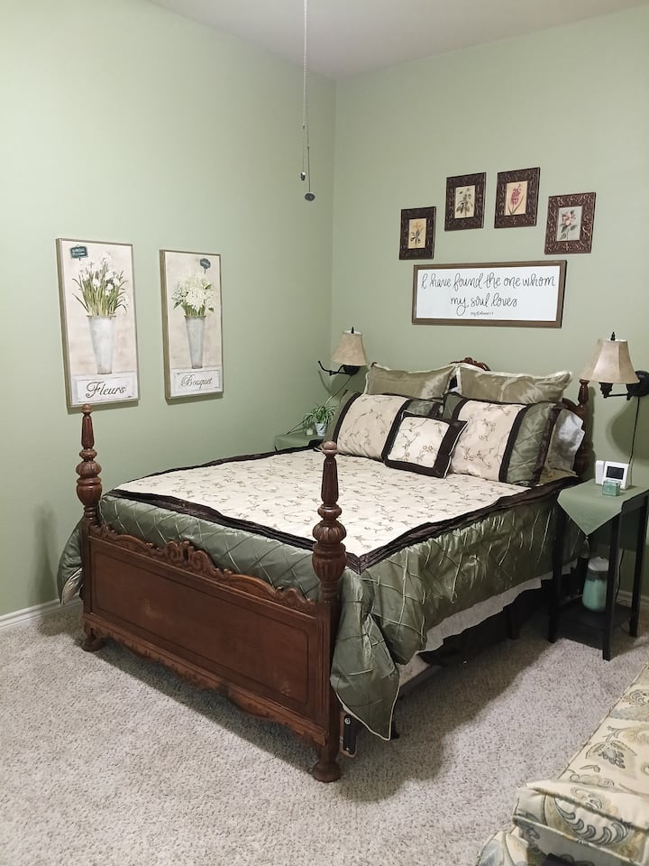 Upstairs 2 Bdrm W/adjoiningbath "Jack N Jill" Type - Fort Worth, TX