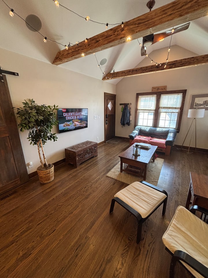 Cozy Bungalow In Aksarben - Omaha, NE