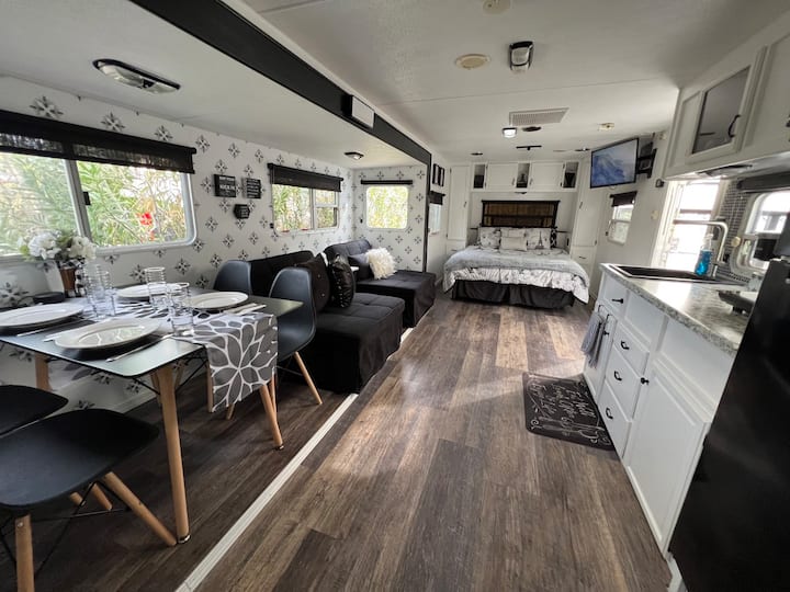 Newly Refurbished Tres Chic Trendy Travel Trailer - Palm Springs, CA