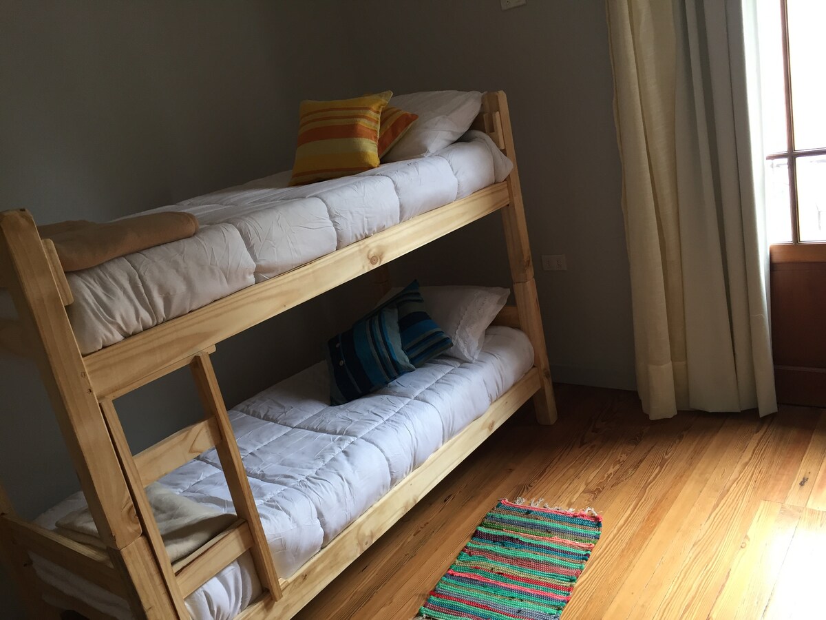 bed in female shared room - Airbnb