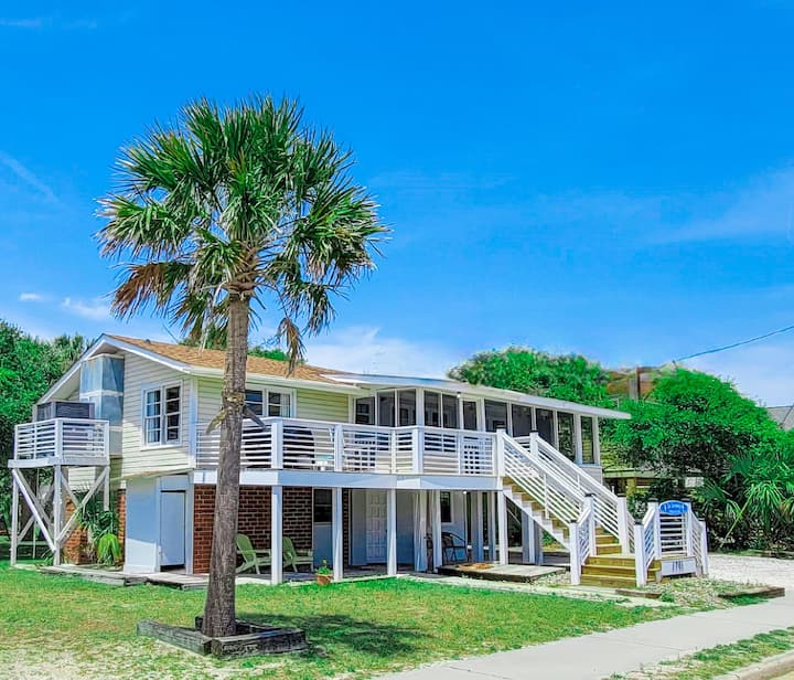 Directly Across From Beach! Clean! Sleeps 10 - Edisto Beach, SC
