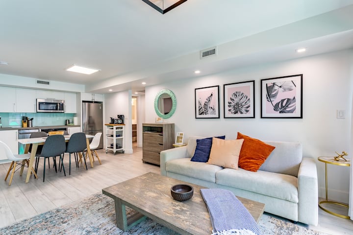 Luxe 2-bed W/ Parking In Heart Of South Beach - South Beach, FL