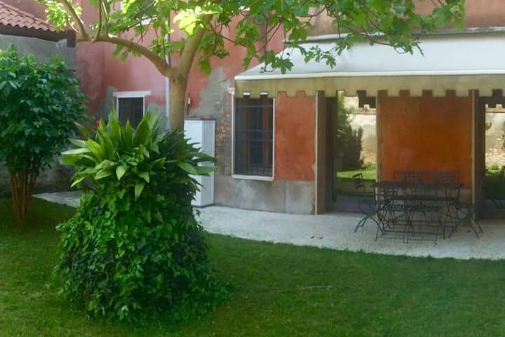 Raphael's House Design With Garden - Venice
