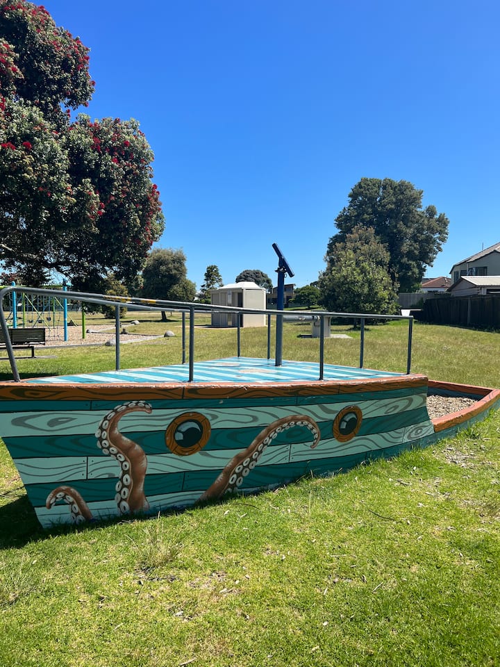 Bach Beach Flat In Mount Maunganui - Bay of Plenty