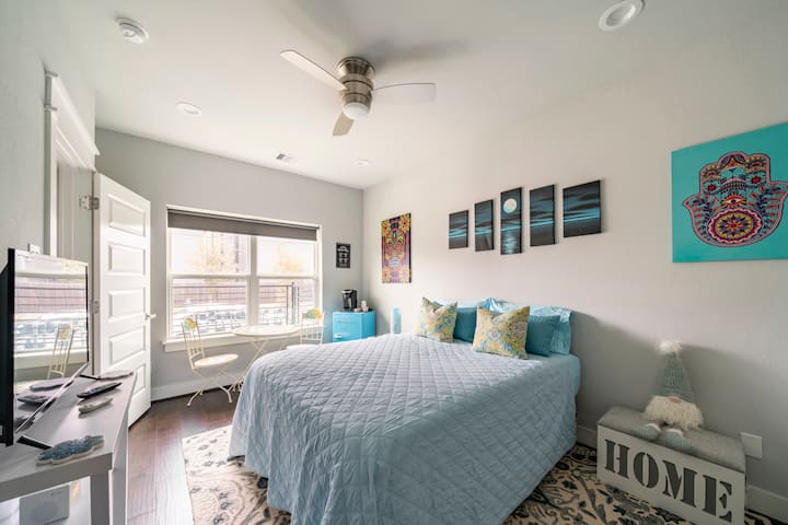 Downtown Houston - New & Quiet W Adjacent Parking - Houston, TX