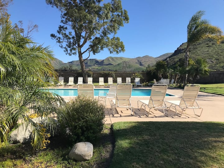 Queen, Mini Fridge, Gym, Hot Tub W Mountain Views - Camarillo, CA