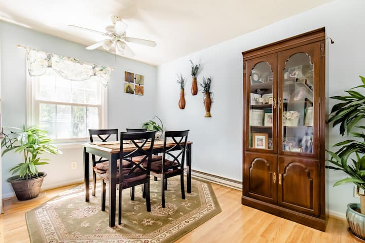 S. Burlington, Vt Townhouse Rm#2 ($44/night) - Burlington, VT