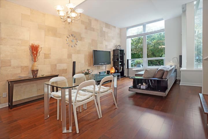 Yaletown Modern Townhome 2 Bedroom Sleeps 4-5 - Vancouver