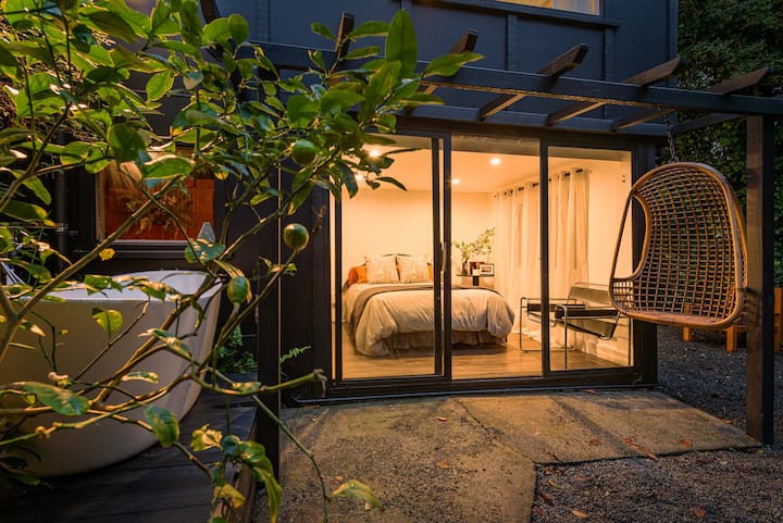 City Side Treehouse Getaway - W/- Outdoor Bath - Wellington, New Zealand