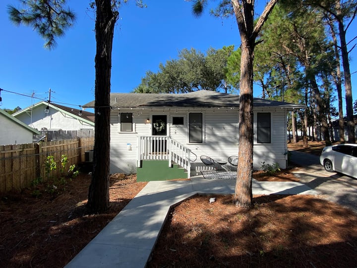 Cooper Crib: Remodeled Duplex: Minutes To Beaches! - Holiday, FL