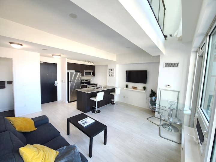 Large Top Floor 2-level Luxury Loft With Parking - Toronto