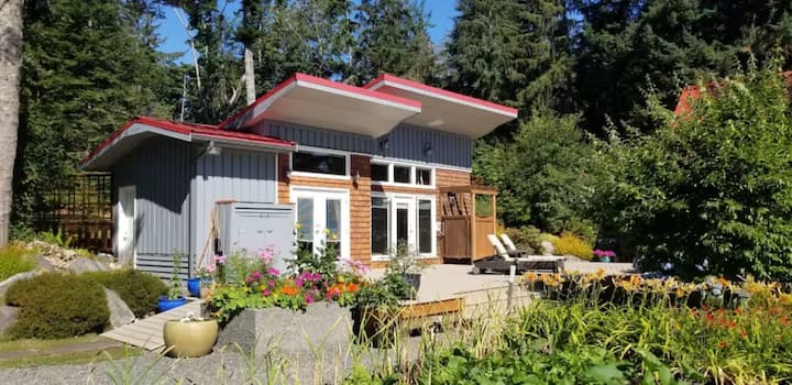 Topcliff Cottage Oceanview + Hottub & Beach Access - Campbell River