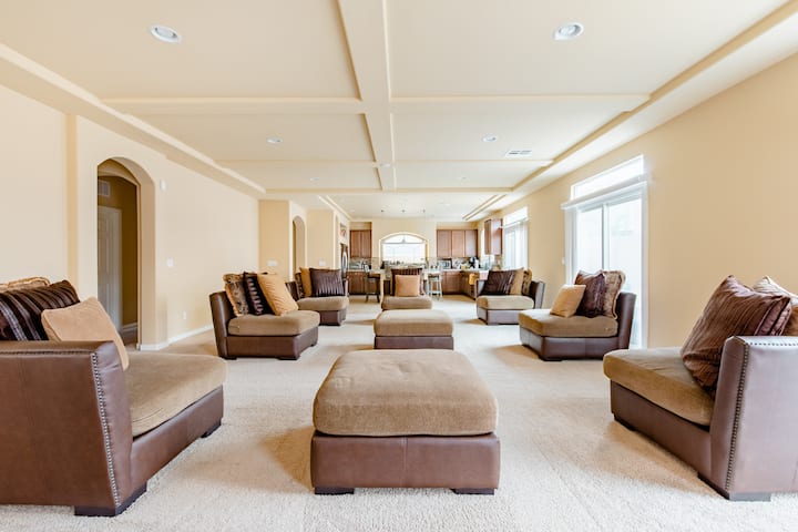 Elegant Large New York Themed Black Room - Las Vegas, NV