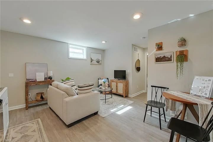 Private Basement Apartment – 2br Kitchenette - Winston-Salem, NC