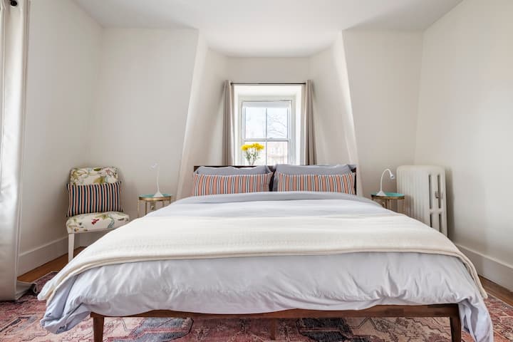 Harvard Law - 2 Bed 1 Bath, Private Top Floor - Boston, MA