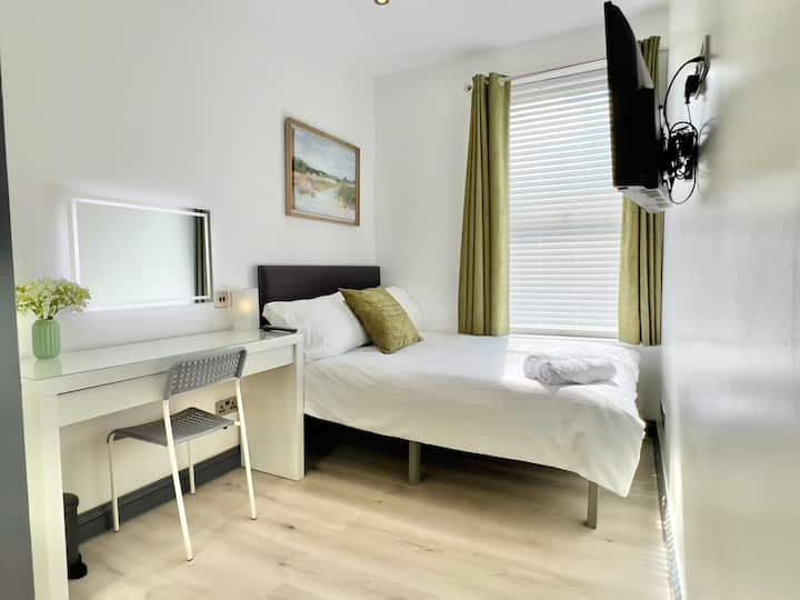Superfast Wi-fi *Newly Refurbished* Sleeps 3-6 Ppl - Stockport