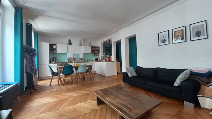 Au Pied De La Butte Montmartre - Paris