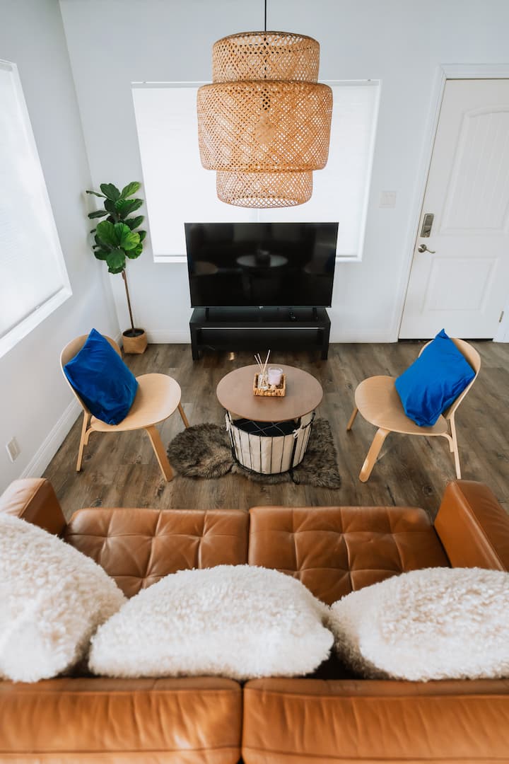 2 Bedrooms House In Central Area - Huntington Beach, CA