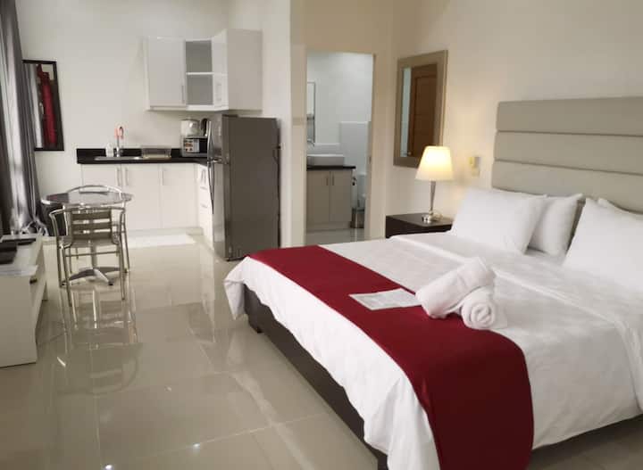Studio S2 With Netflix In Ambassador Suites - Angeles